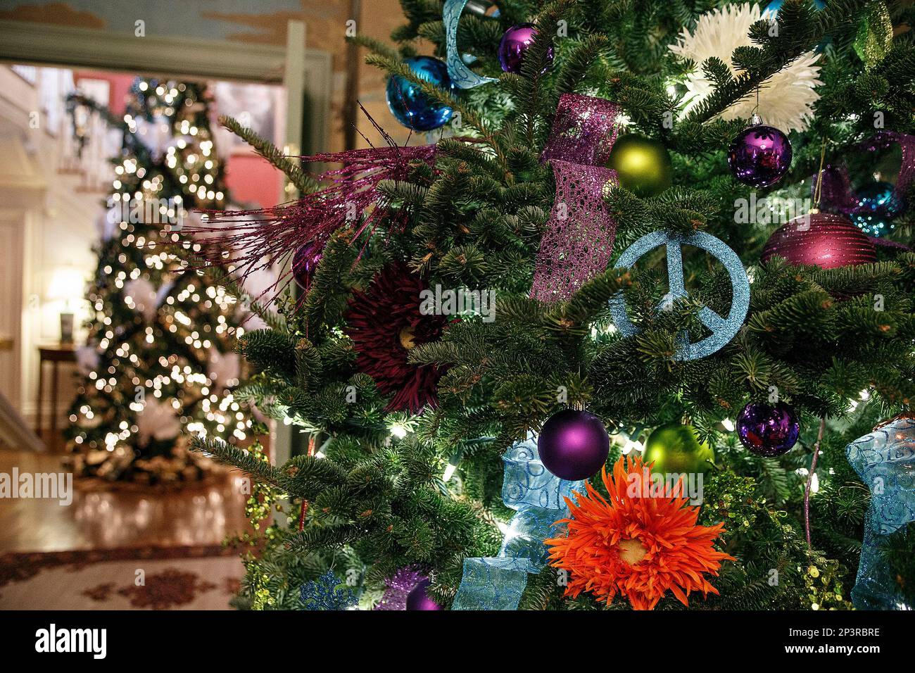 First Lady Susan Corbett kicks off the holiday tour season with a ...