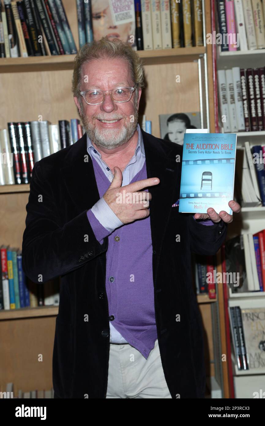 Photo by: GPTCW/STAR MAX/IPx12/7/14Gary Murphy at Holly Powell's book ...