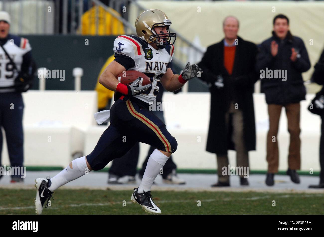 11 December 2010: Navy Midshipmen running back John Howell (33) scores ...