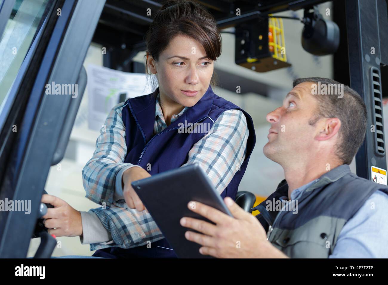order manager giving instruction to female forklift operator Stock ...