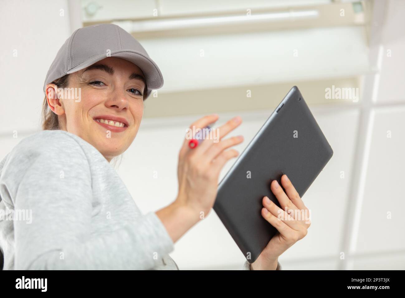 Group smiling builders tablet hi-res stock photography and images - Alamy
