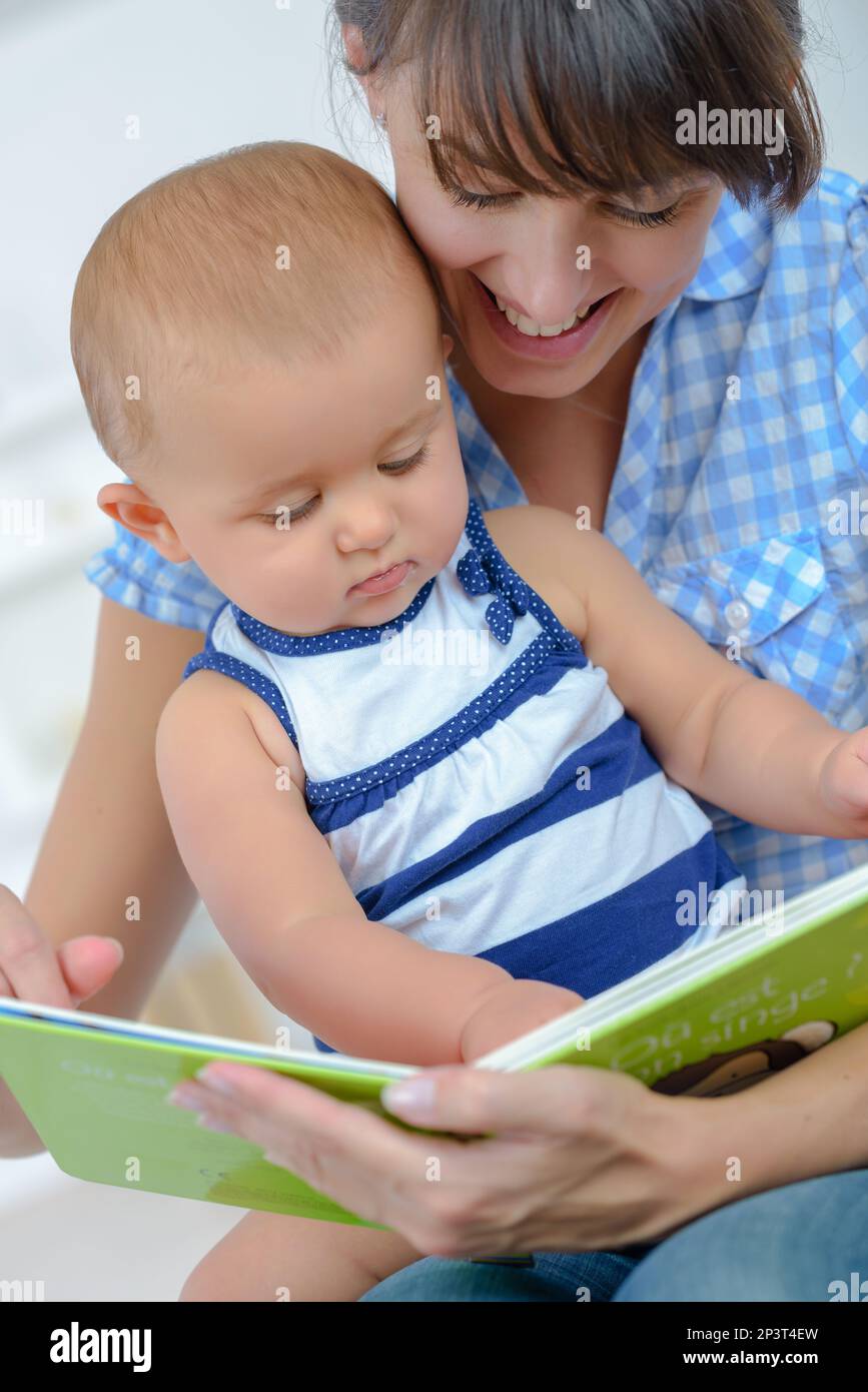 Mum reading a book hi-res stock photography and images - Alamy
