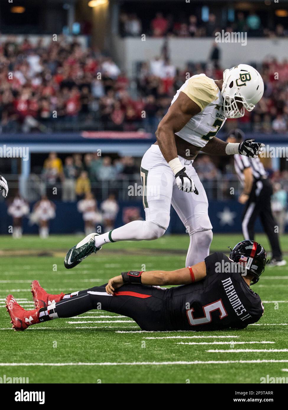 November 29, 2104: Baylor Bears defensive end Shawn Oakman (2) hits ...