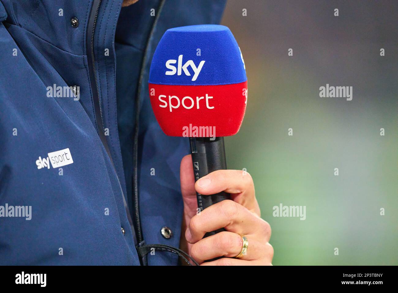 Fernsehsender interview moderator hi-res stock photography and images ...