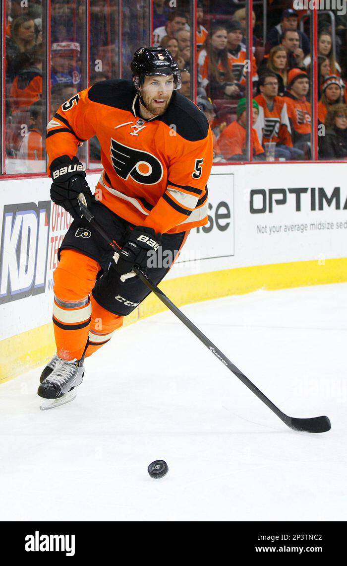 November 28, 2014: Philadelphia Flyers defenseman Braydon Coburn (5) in ...