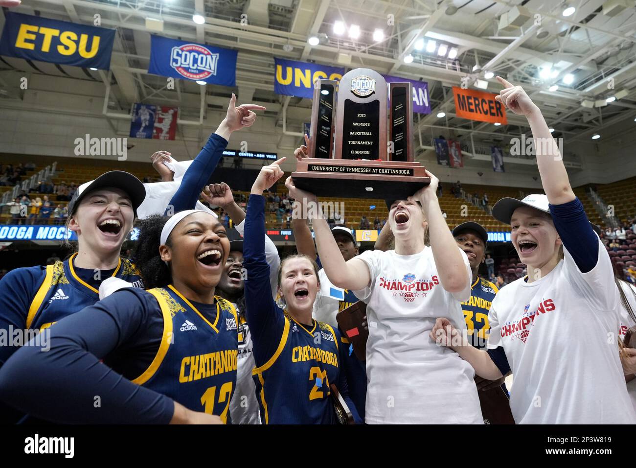 Chattanooga guard Destiny McClendon (12), guard Addie Porter (21) and ...