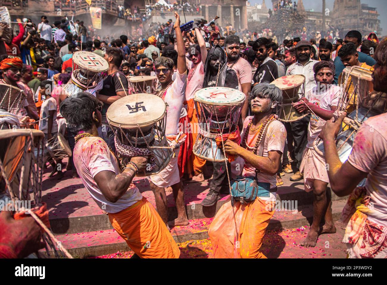 Varanasi, India. 04th Mar, 2023. People of Kashi gather at Manikarnika ...