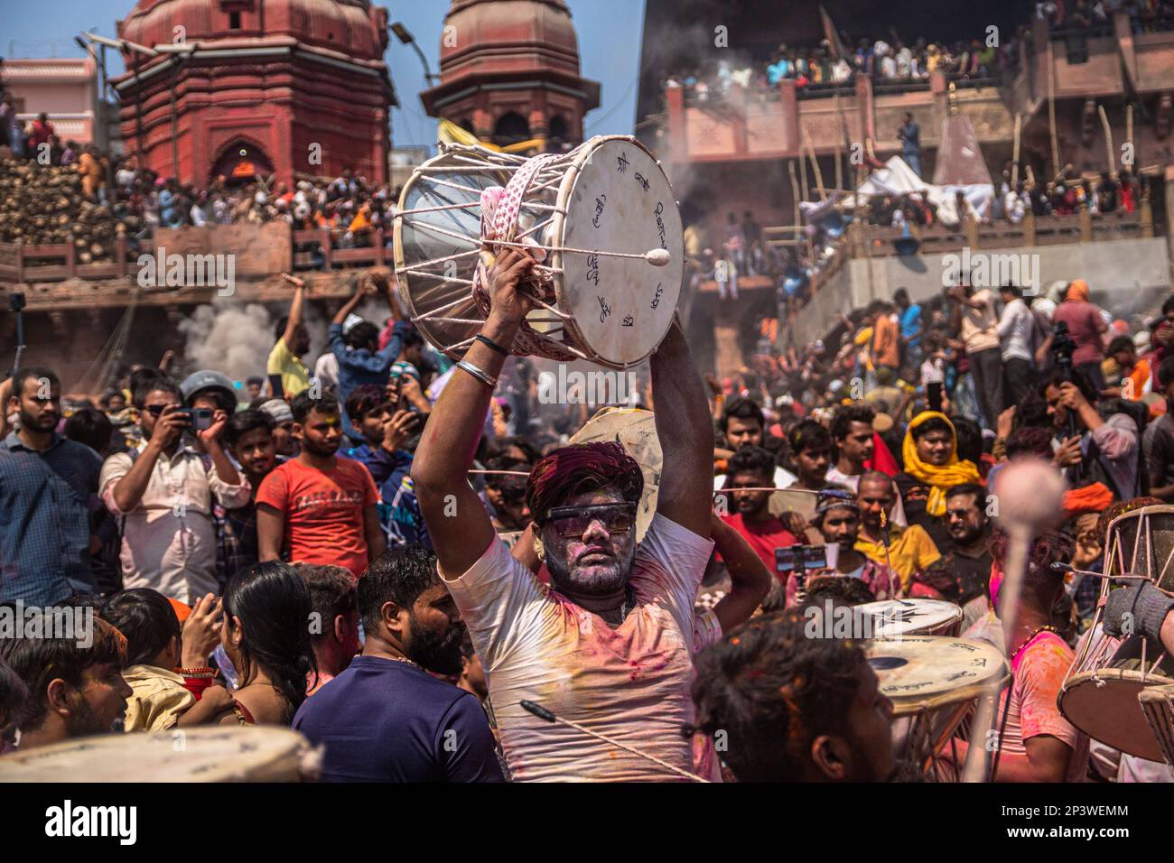 Varanasi, India. 04th Mar, 2023. People of Kashi gather at Manikarnika ...