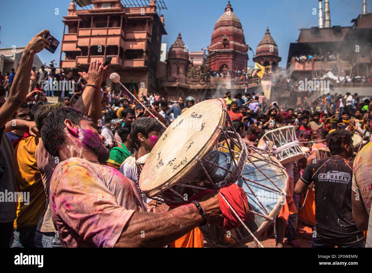 Varanasi, India. 04th Mar, 2023. People of Kashi gather at Manikarnika ...
