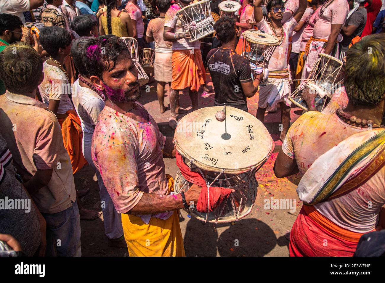 Varanasi, India. 04th Mar, 2023. People of Kashi gather at Manikarnika ...