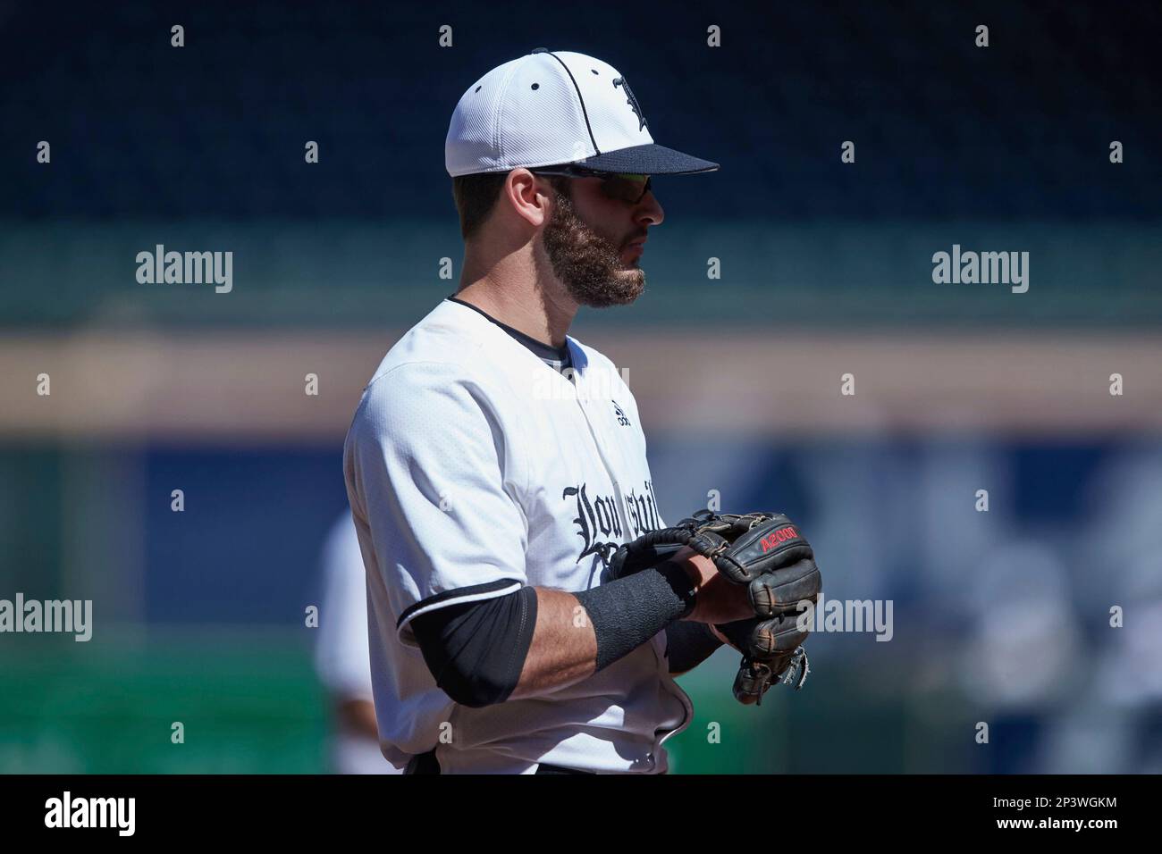 Louisville Cardinals third baseman Logan Beard (2) on defense against ...