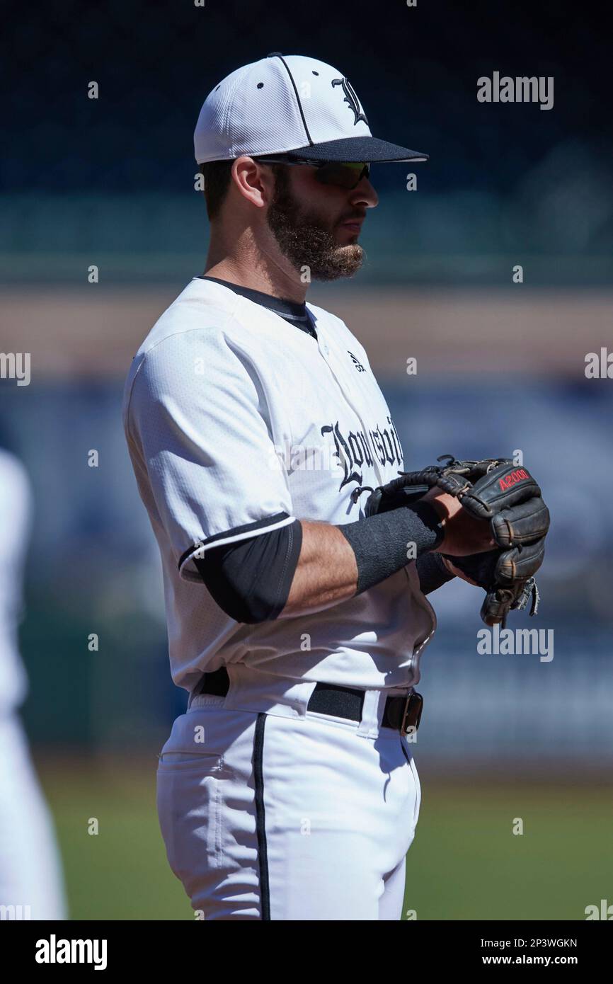 Louisville Cardinals third baseman Logan Beard (2) on defense against ...