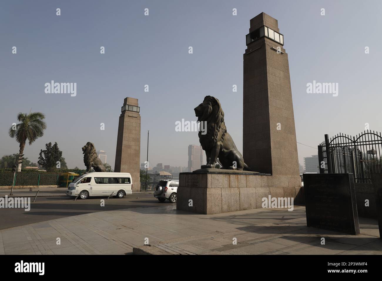 Qasr el nile statues hi-res stock photography and images - Alamy