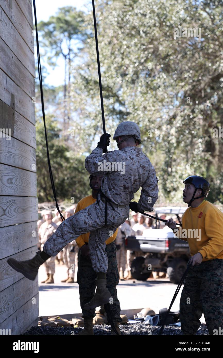 Recruits with Hotel Company, 2nd Recruit Training Battalion, execute ...