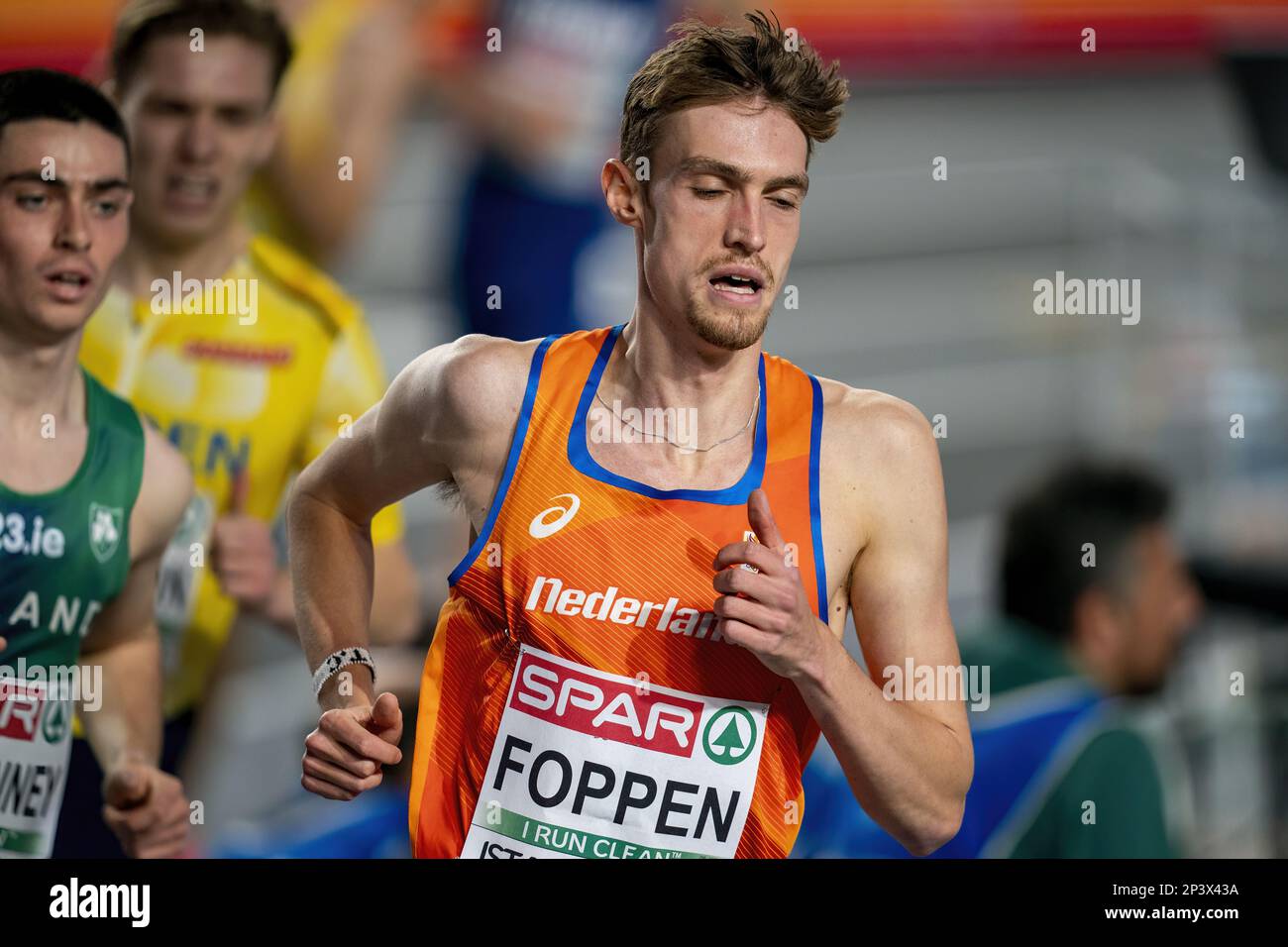 ISTANBUL - Mike Foppen in action at 3000 meters on the fourth and last ...