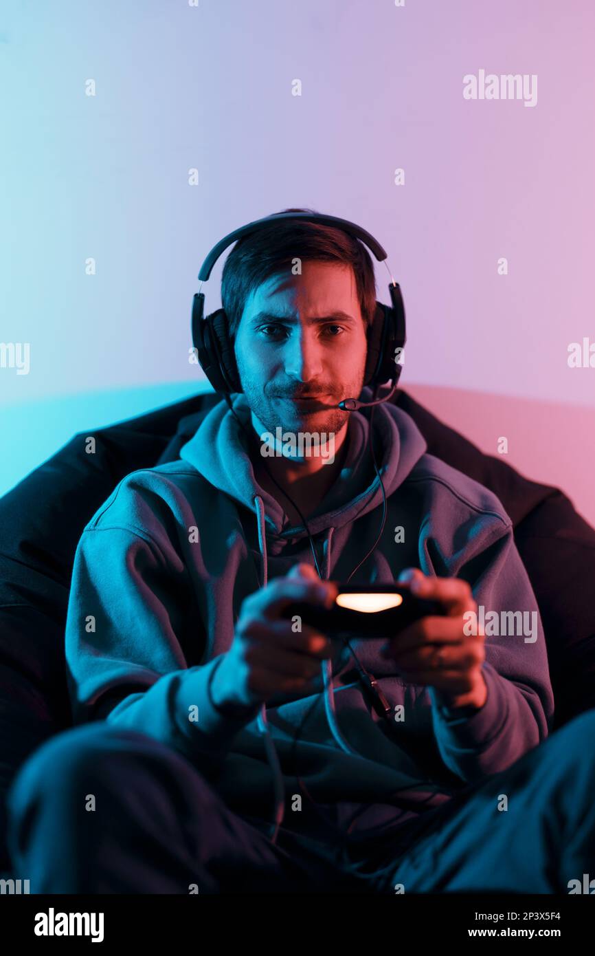 Control room headset smile hi-res stock photography and images - Alamy