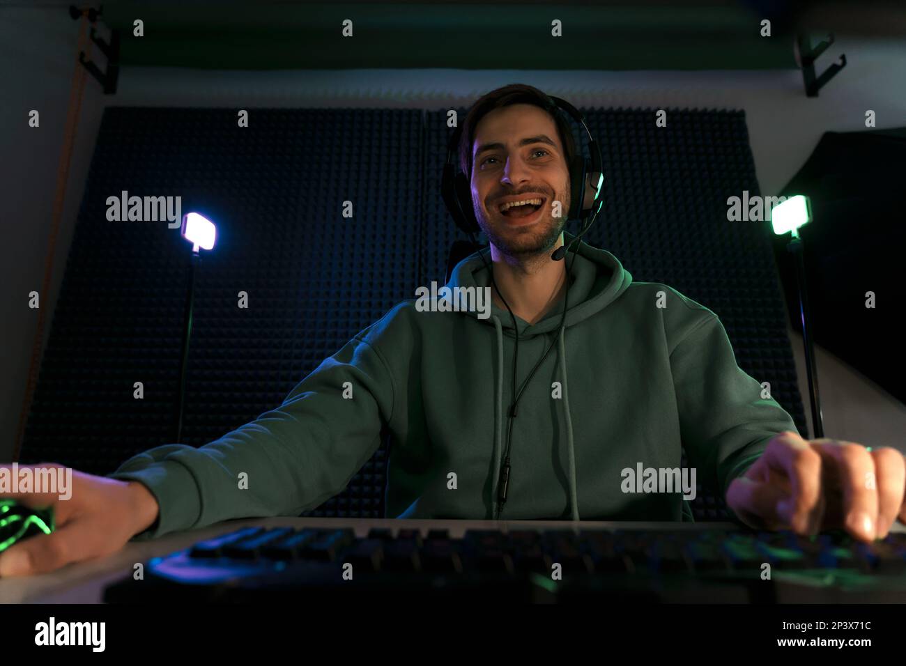 Gamer using keyboard mouse play hi-res stock photography and images - Alamy