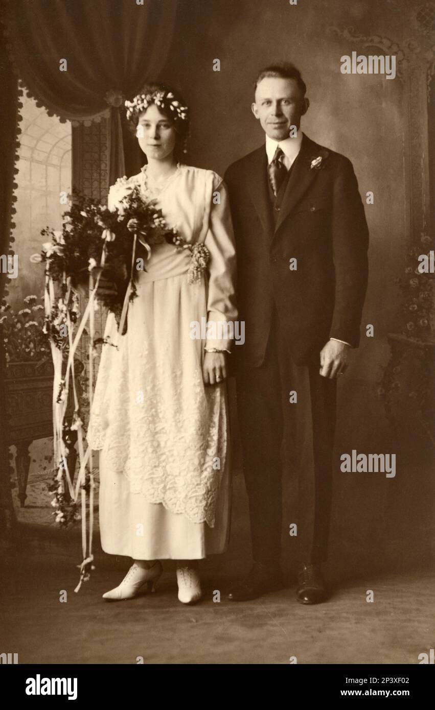 Wedding Dress, Wedding Gown, early 1900s, 1910, 1920s Stock Photo - Alamy