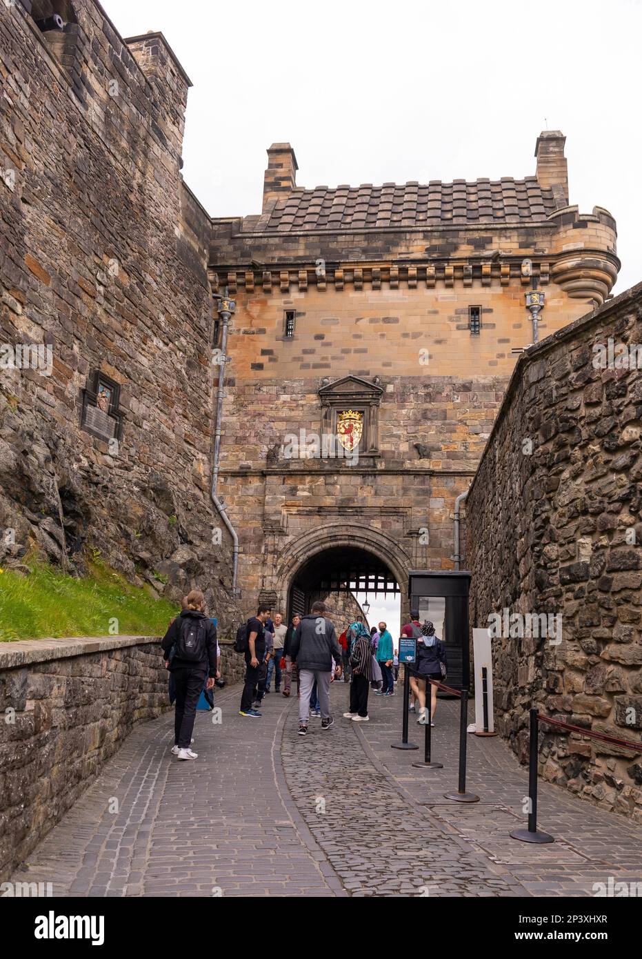 EDINBURGH, SCOTLAND, EUROPE - Tourists at Portcullis Gate, Edinburgh ...