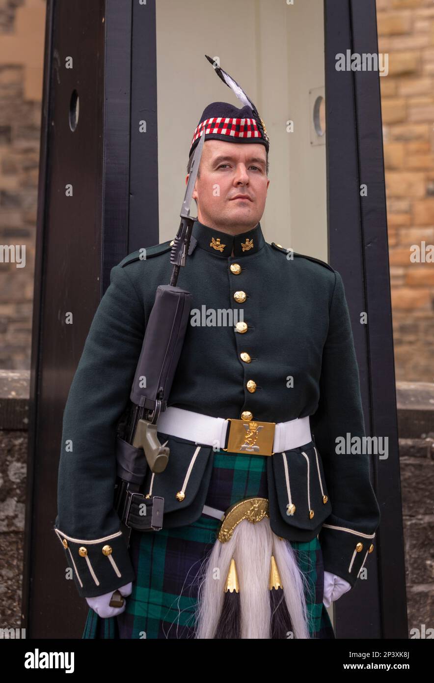 Edinburgh castle tourism hi-res stock photography and images - Alamy