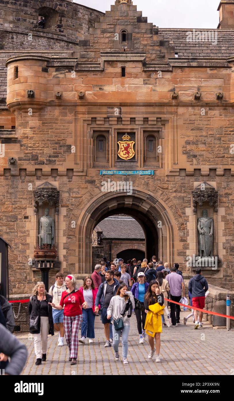Entrance to edinburgh castle hi-res stock photography and images - Alamy