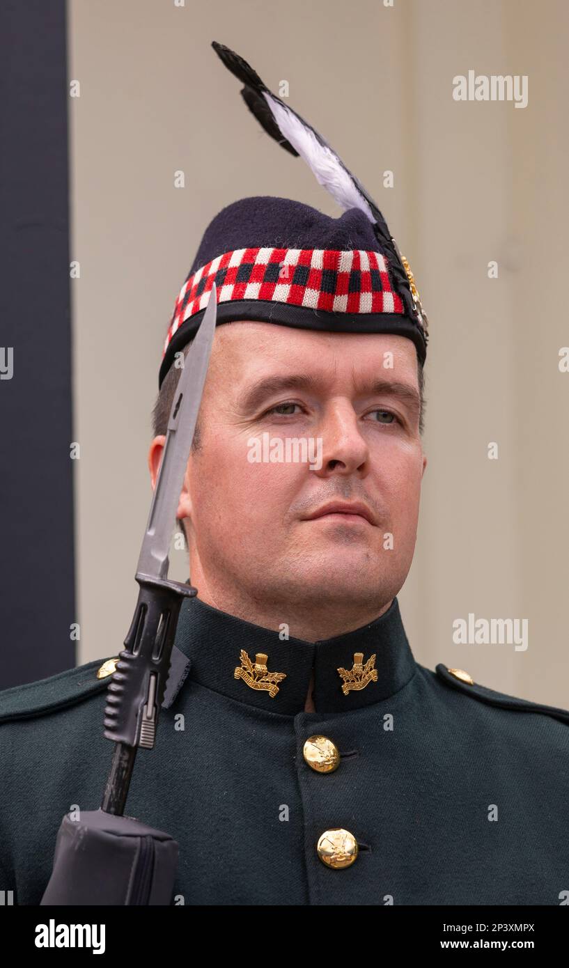 EDINBURGH, SCOTLAND, EUROPE - Edinburgh Castle guard Stock Photo - Alamy