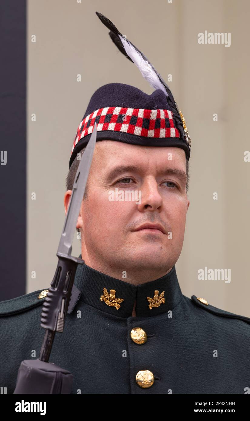 EDINBURGH, SCOTLAND, EUROPE - Edinburgh Castle guard Stock Photo - Alamy