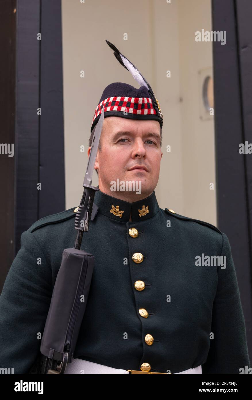 EDINBURGH, SCOTLAND, EUROPE - Edinburgh Castle guard Stock Photo - Alamy