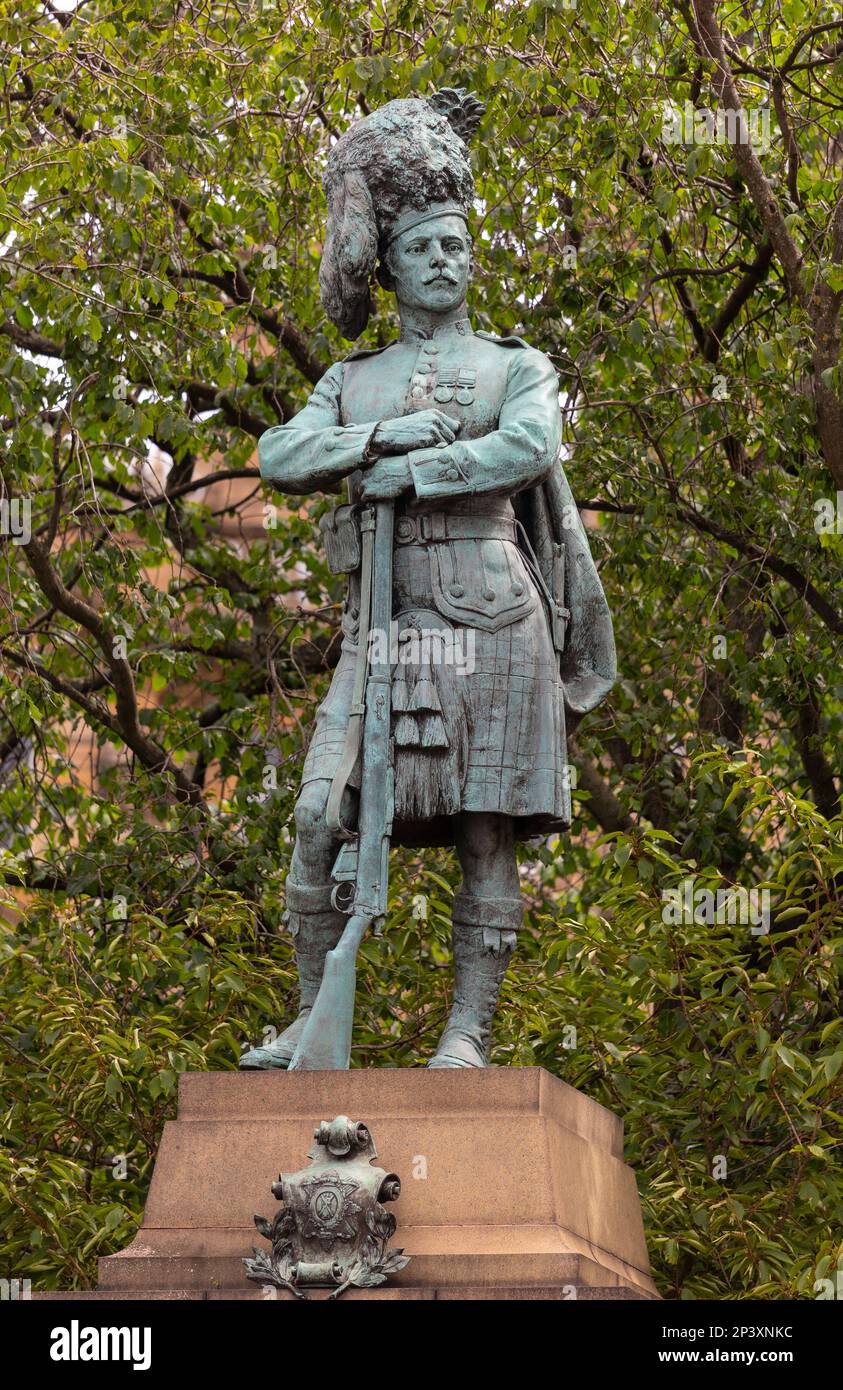 EDINBURGH, SCOTLAND, EUROPE - The Black Watch Memorial statue Stock ...