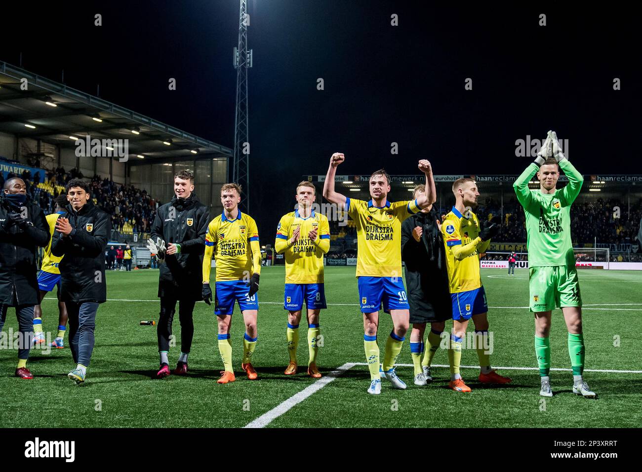 LEEUWARDEN - players of SC Cambuur celebrate victory over Go Ahead ...