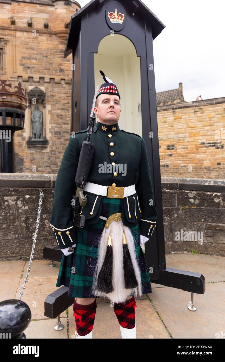 EDINBURGH, SCOTLAND, EUROPE - Edinburgh Castle guard Stock Photo - Alamy