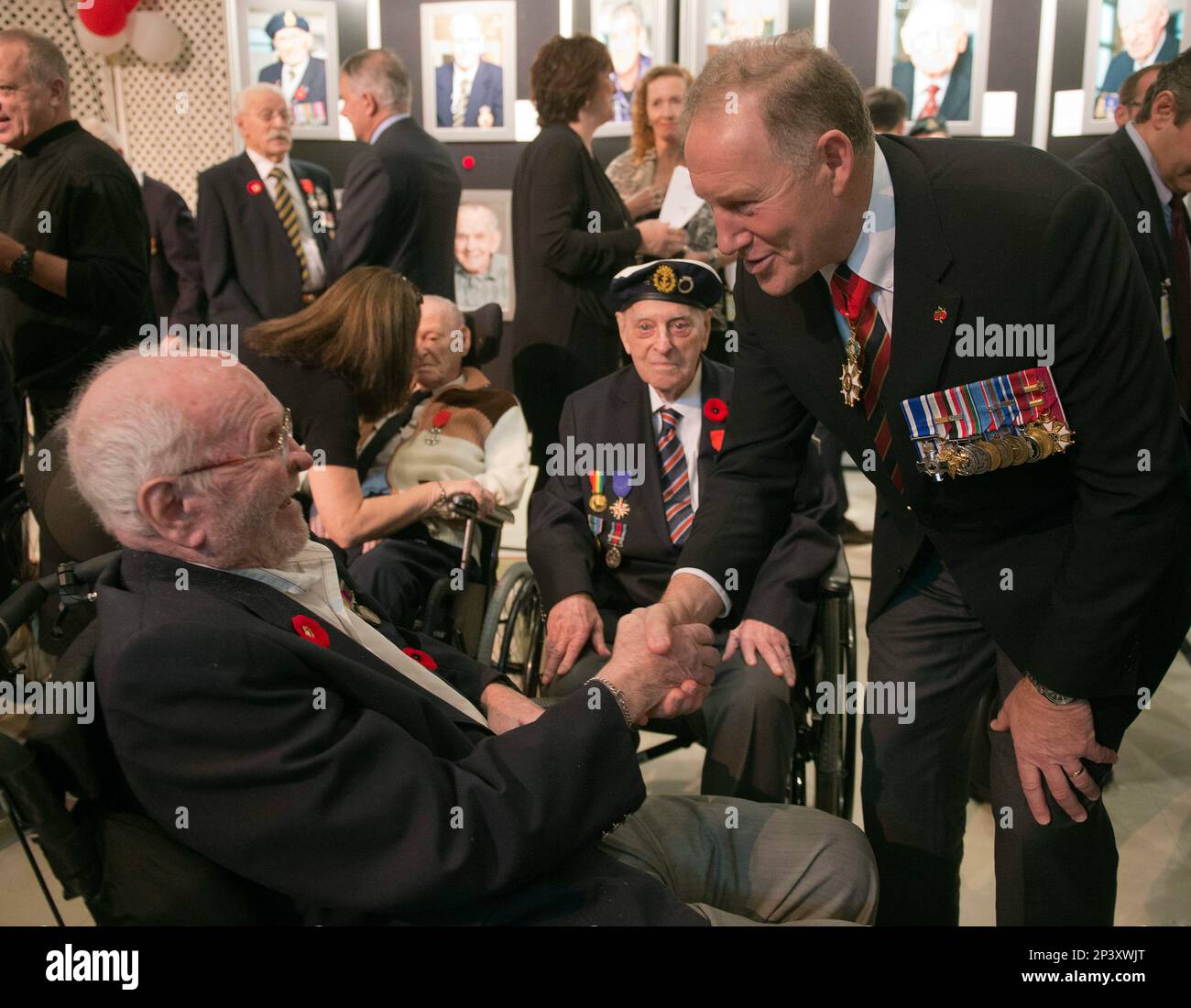 Deputy Veteran's Affairs Minister Walt Natynczyk, right, chats with ...