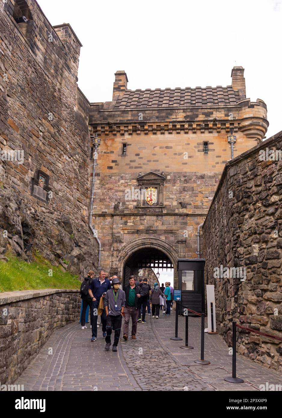 EDINBURGH, SCOTLAND, EUROPE - Tourists at Portcullis Gate, Edinburgh ...