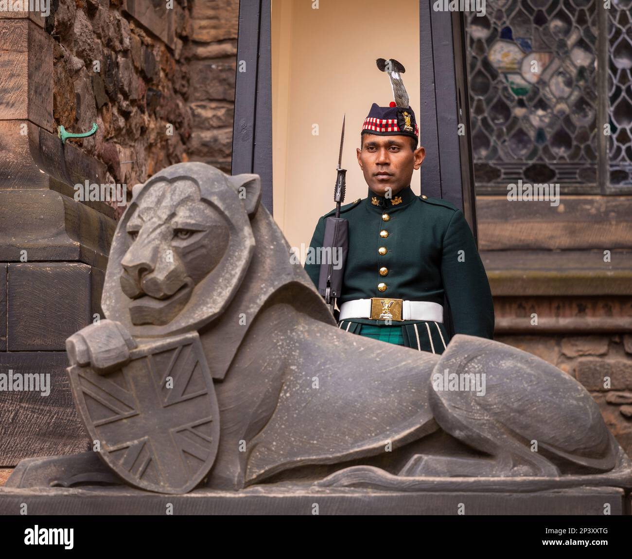 Scottish guard and lion statue hi-res stock photography and images - Alamy