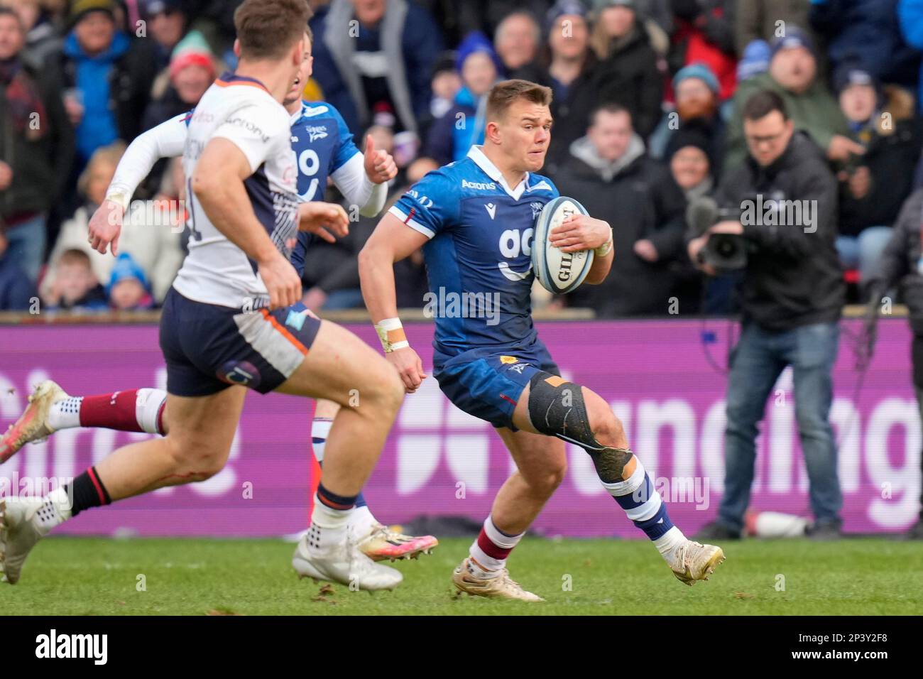 Joe Carpenter #15 of Sale Sharks makes a break during the Gallagher ...