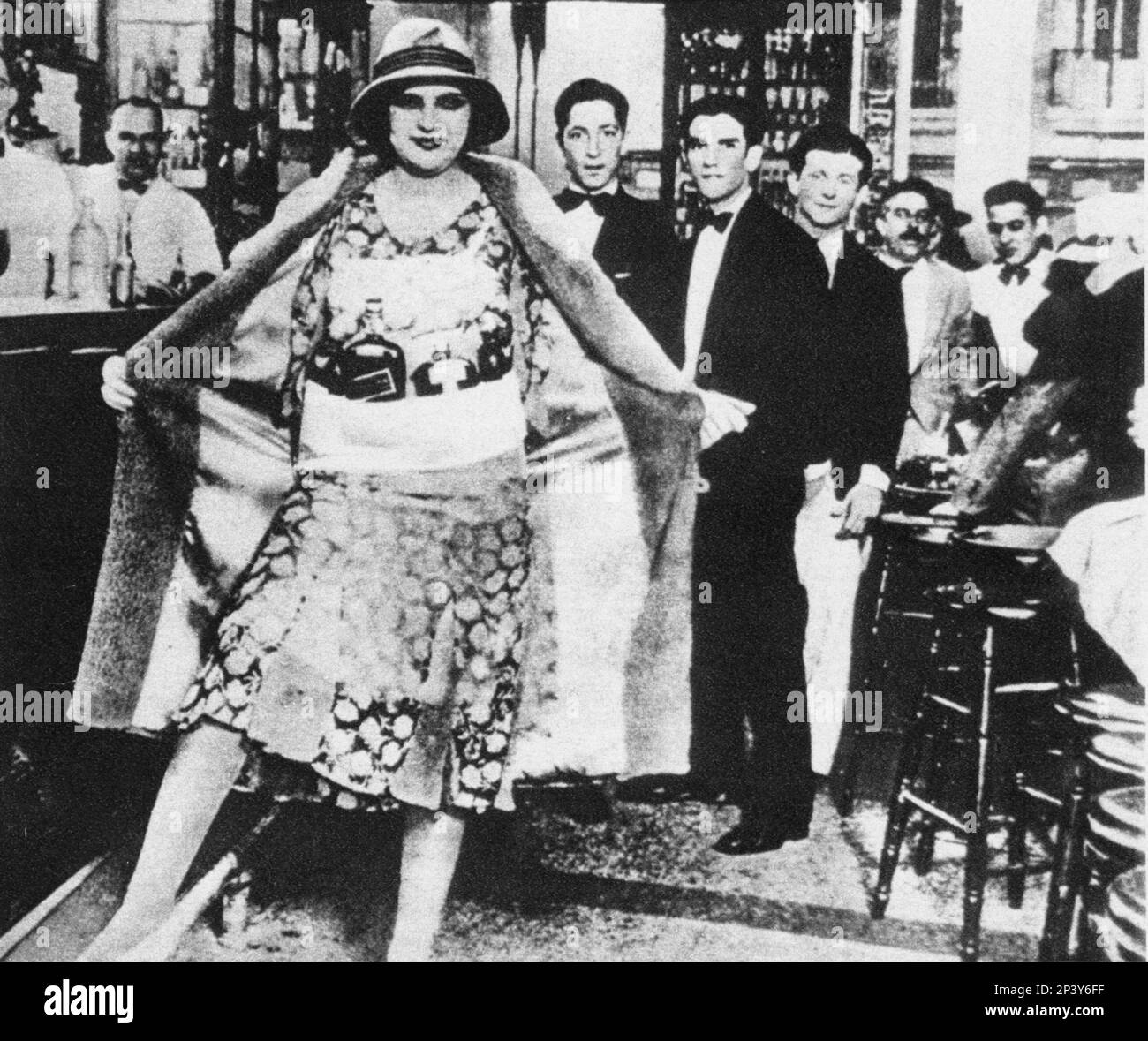 1930 ca. , L' Avana , Cuba : The PROHIBITIONISM days , a girl occult ...