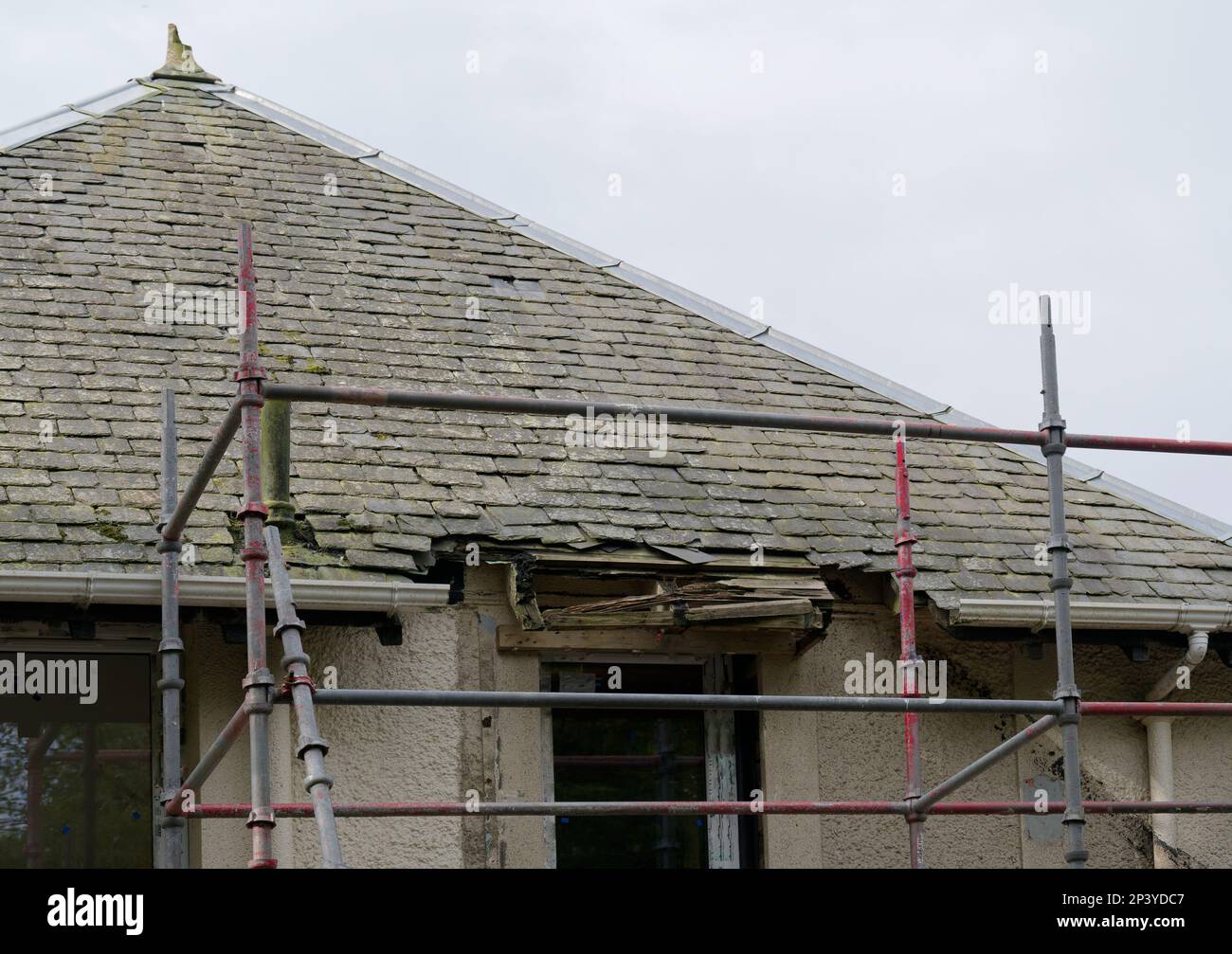Roof slates in a row ready for new roof construction Stock Photo - Alamy