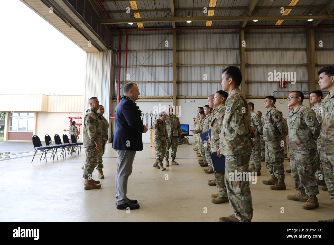 Hawaii Army National Guard (HIARNG) Soldiers from the 189th Aviation ...