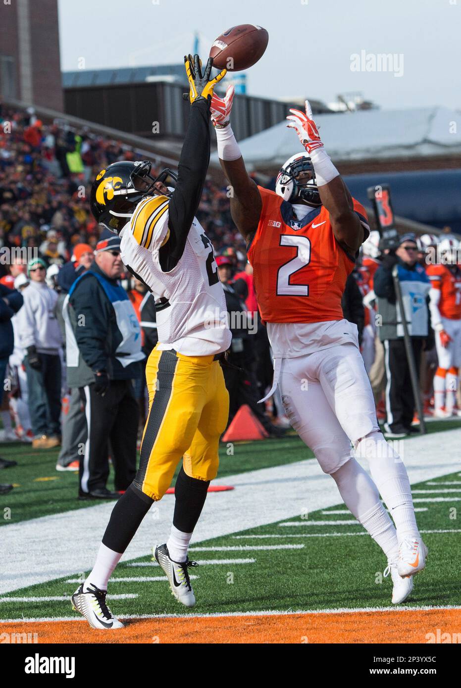 November 15, 2014: Iowa's Damond Powell (22) coved by Illinois' V ...