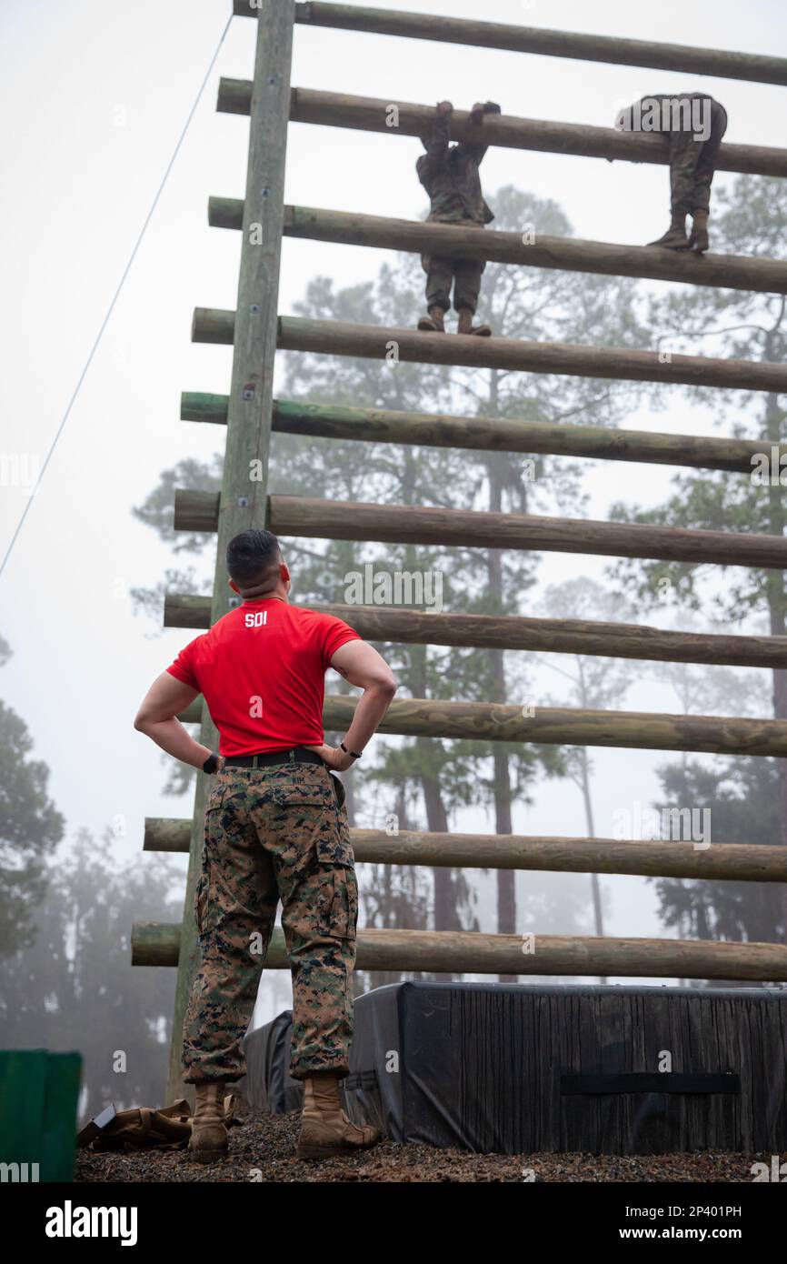 Recruits with Delta Company, 1st Recruit Training Battalion navigate ...