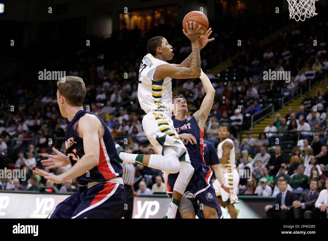 November 14, 2014: Wright State Raiders guard Joe Thomasson (32) flies ...