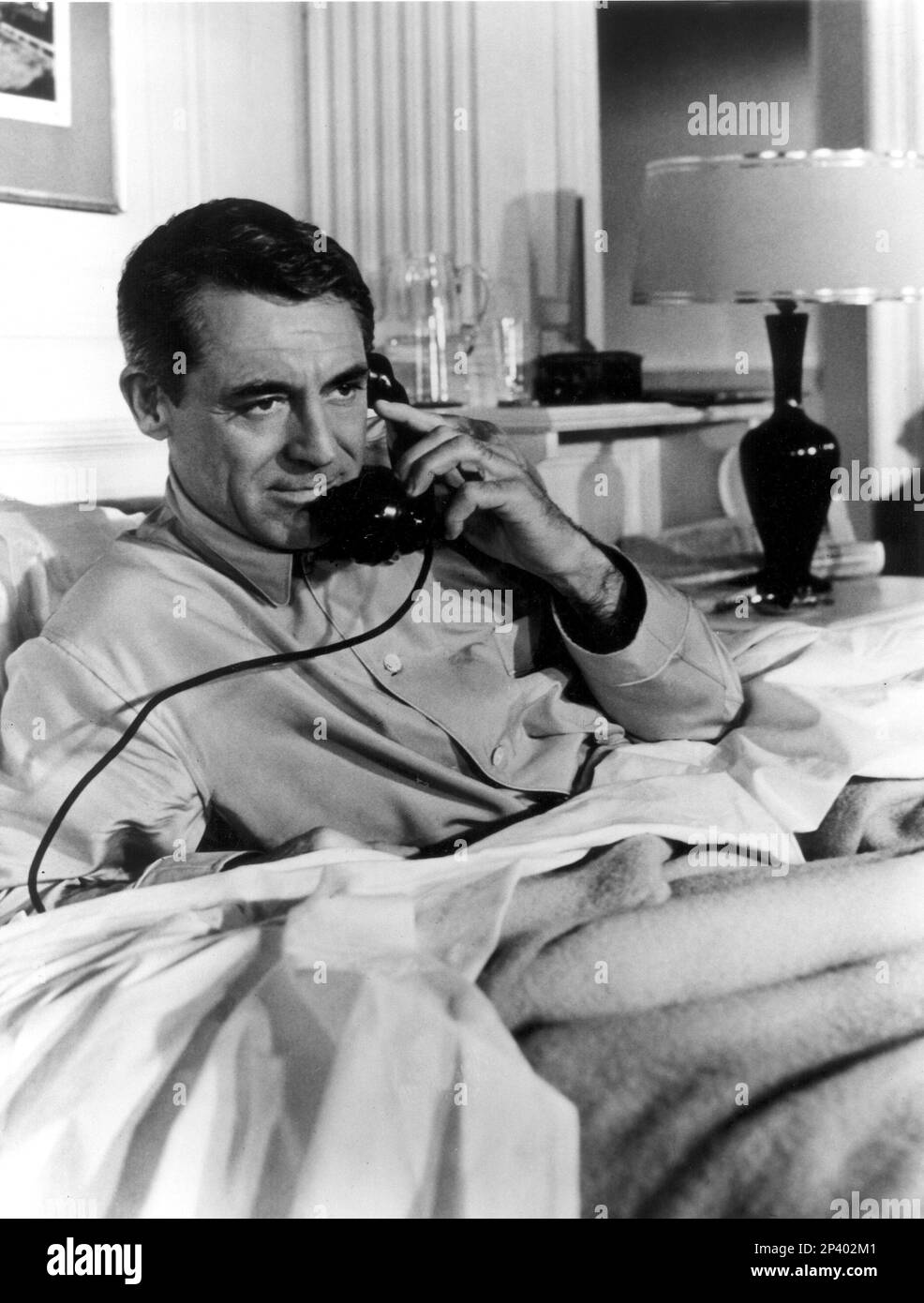 1958 ca. : The celebrated movie actor CARY GRANT - CINEMA - bed sutuation - letto - celebrity ...