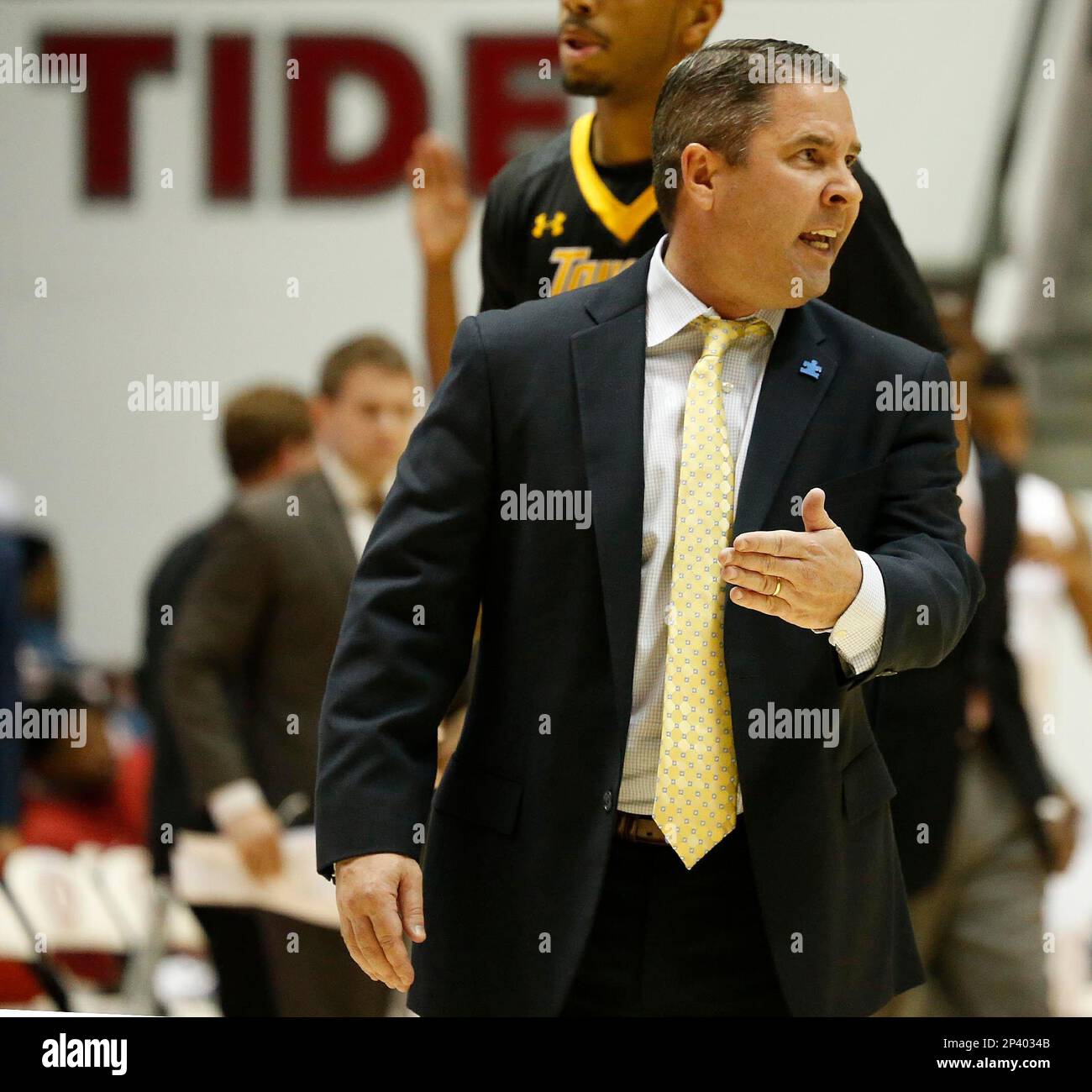Towson head coach Pat Skeery talks to his players during an NCAA ...