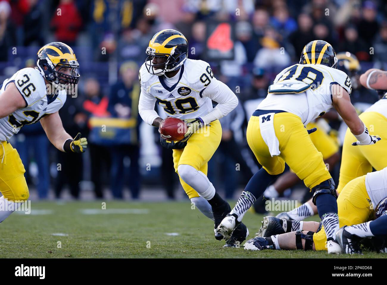 Michigan quarterback Devin Gardner (98) runs to hand off the football ...