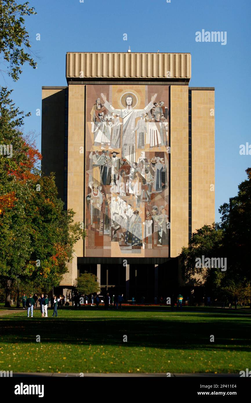 20 October 2007: The Hesburgh Library and mural of "Touchdown Jesus" on ...