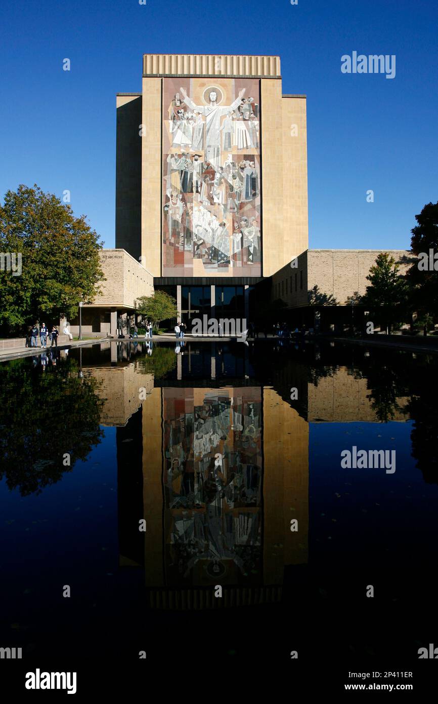 20 October 2007: The Hesburgh Library and mural of "Touchdown Jesus" on ...