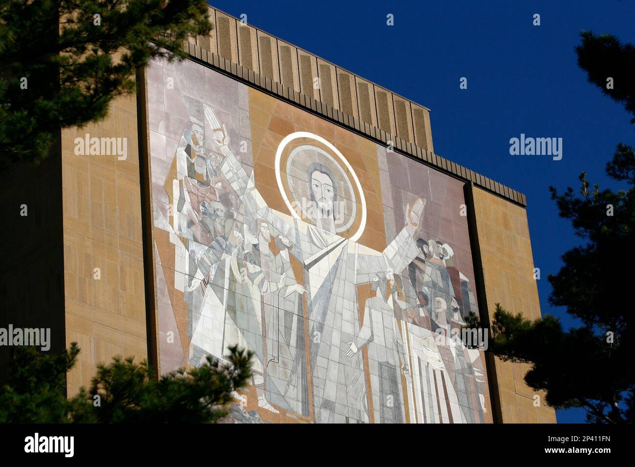 20 October 2007: The Hesburgh Library and mural of "Touchdown Jesus" on ...