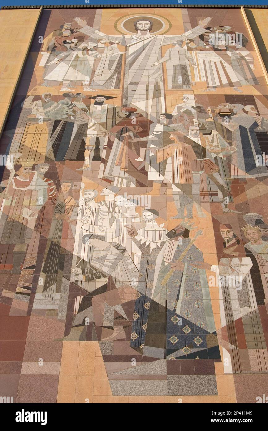 15 Oct 2005: The Hesburgh Library and mural of Touchdown Jesus on the ...
