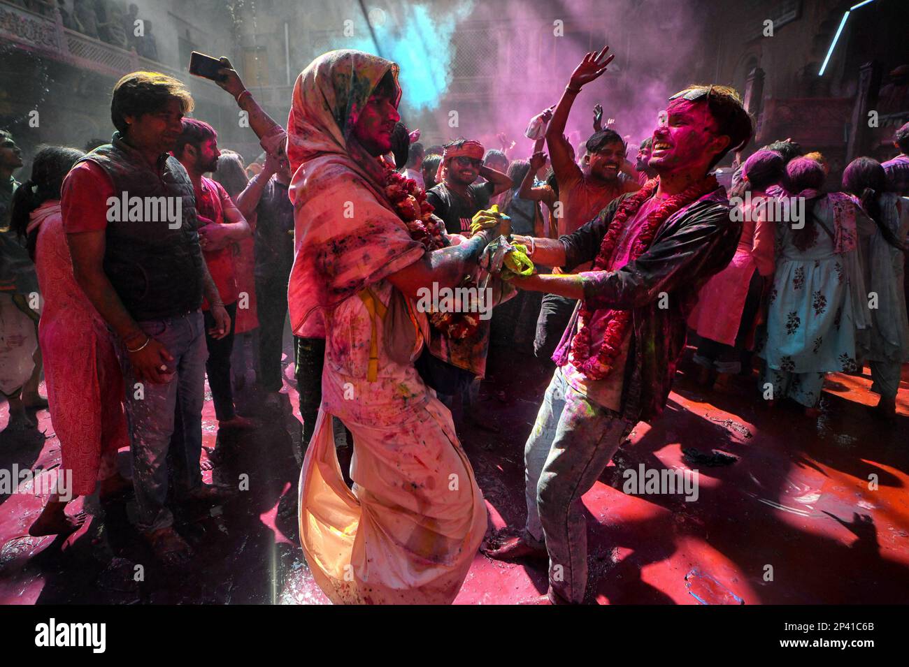 Vrindavan, India. 05th Mar, 2023. Hindu devotees are seen dancing ...