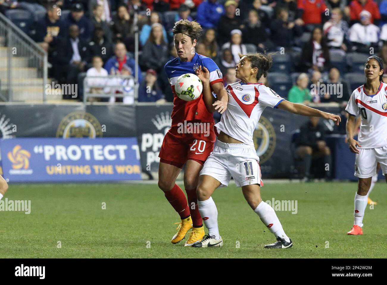 26 October 2014: Abby Wambach (USA) (20) and Raquel Rodriguez Cedeno ...